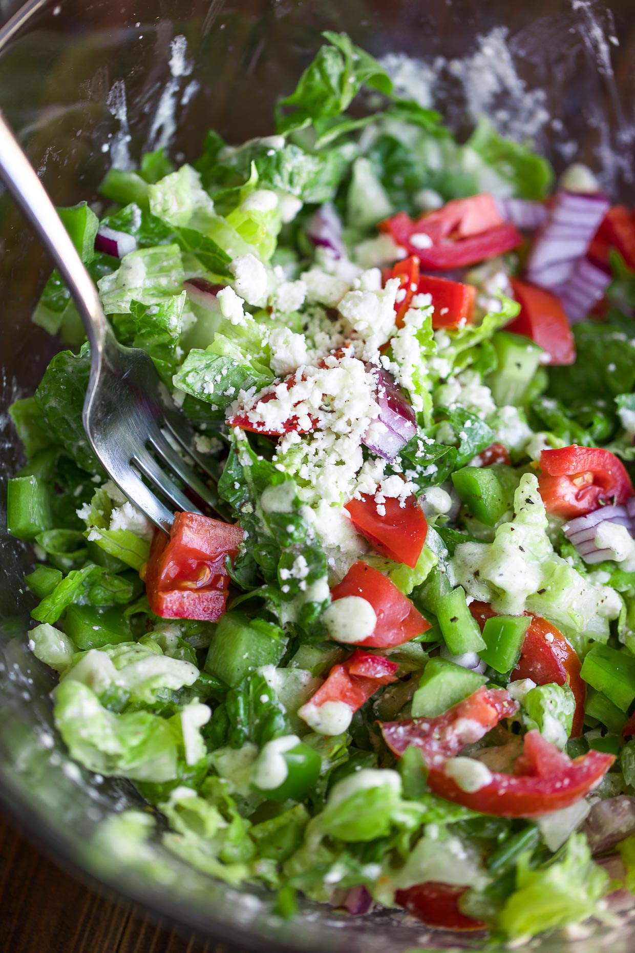 Mediterrane gehakte salade met romige Griekse dressing | Market tay